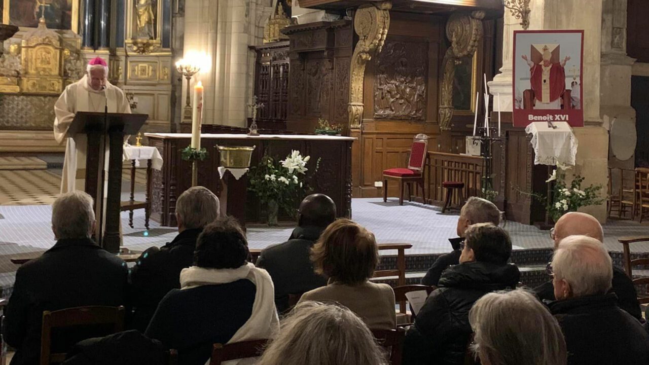 Veillée de prière en mémoire de Benoît XVI - Catholique 95